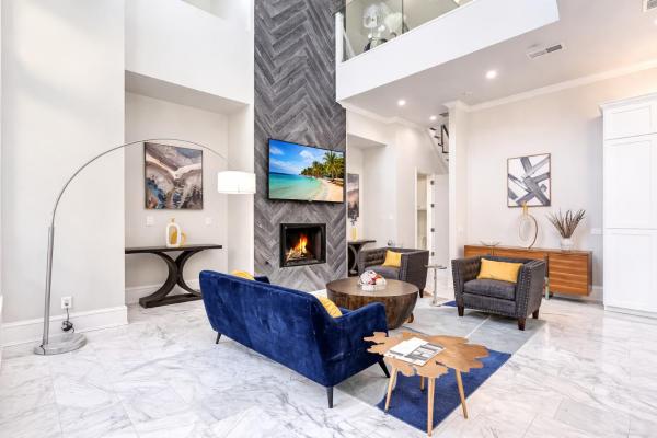 Luxury Oak Lawn Home | Game Room, Parking, Balcony - Dallas, TX
