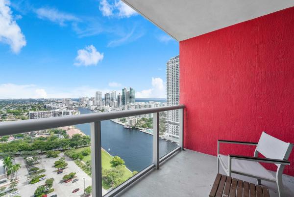 Sunny Studio Retreat With Balcony And Water Views - Hallandale Beach, FL
