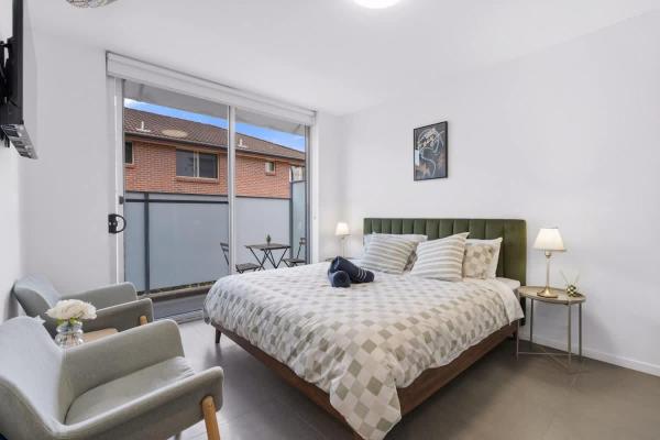 19 Stylish Studio With Balcony 12 Mins Walk To Train - Strathfield