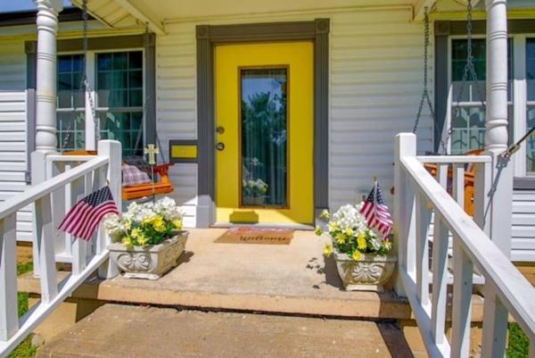 Brighton Bungalow Historic Town Square Charm Near Memphis Sleeps 6 - Tennessee