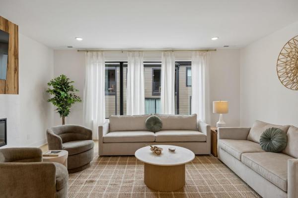 Modern Townhouse Rooftop Hot Tub & Fireplace - Nashville, TN