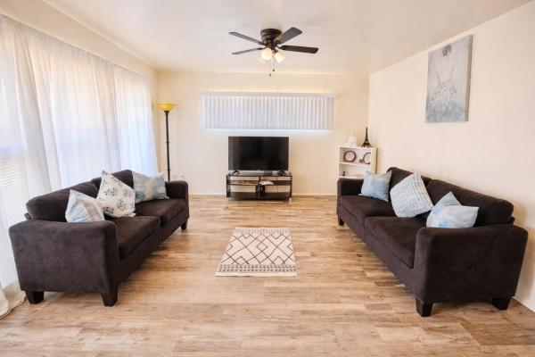 Bright & Cozy Modern Space Near Downtown - Bakersfield, CA