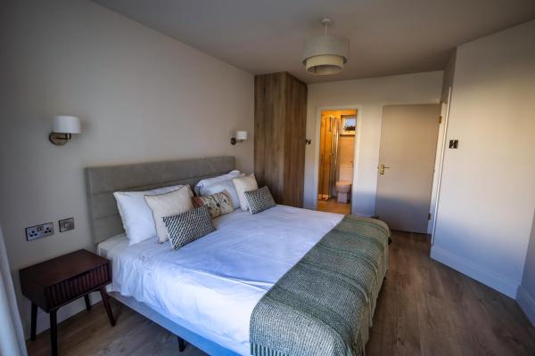 3 Bed House Sleeps 8 -Garden - Free Parking - Wifi - 킬라니