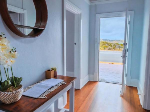 Esplanade Classic Art Deco With Stunning Views - Victor Harbor