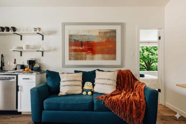 Modern Soco Stay With King Bed, Dedicated Workspace & Walkable To Cafes - Buda, TX