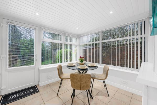Modern Bolton Retreat 2 Bedrooms & Sleeps 4 - Bolton