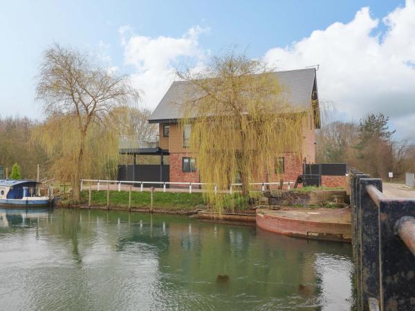 Swing Bridge Cottage - Beverley, UK