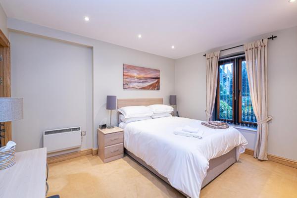 Central Apartment With Parking By Guestz - Chester