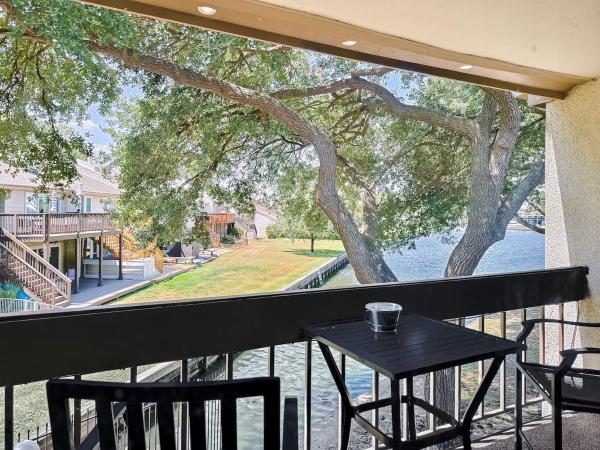 Lakefront Action Paddle Pickle Pool Sunset - Conroe, TX