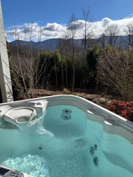 Maggie Valley Cabin - Hot Tub - Spectacular Views - Sleeps 7 - Maggie Valley, NC