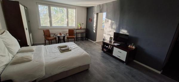 Stylish 1-bedroom Apartment For 3 With Balcony, Free Parking & River Views In A Quiet Area - Prievidza