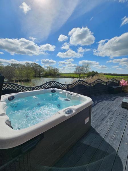 Lakefront Lodge With Hot Tub - Muscovy Lodge - Shepton Mallet