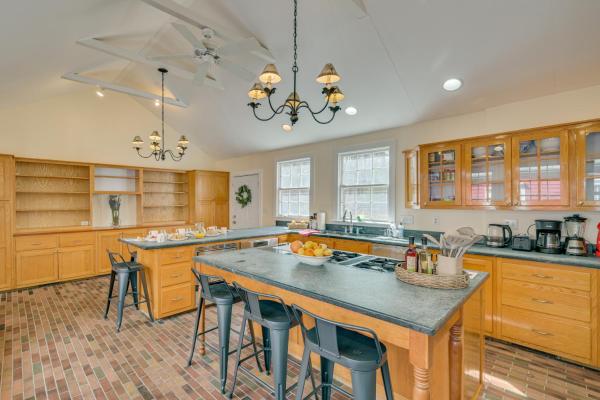 4 Mi To Noannet Pond: Pet-friendly Home W/ Yard - Newton, MA