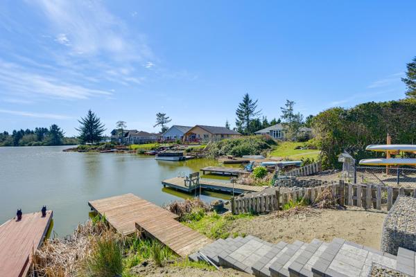 Lakefront Getaway W/ Private Dock In Ocean Shores! - Ocean Shores, WA