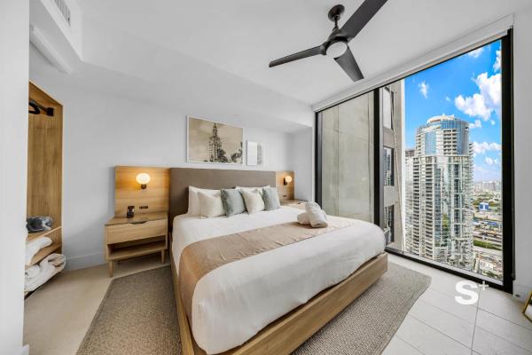 43rd-floor 1-br Skyline Suite - Epic Views Pool & Gym - Miami, FL