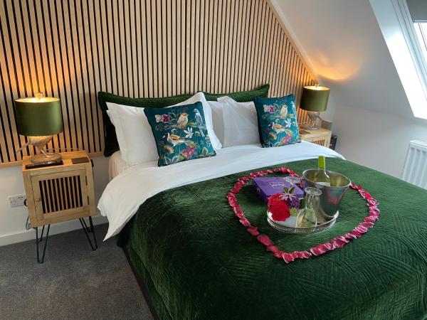 The Hideaway - Luxury Self Catering Coastal Apartment With Private Entrance & Key Box Entry Just A Few Minutes Walk To The Beach, Solent Way Walk, Shops And Many Eateries & Bars - Free Off Road Parking,full Kitchen, Lounge,bedroom , Bathroom & Wi-fi - 漢普郡