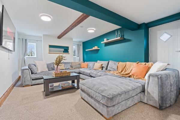 #64 The Farmhouse - Hot Tub And Sauna - Sleeps 12 - Perfect For Contractors And Families - Free Parking - Stoke-on-Trent