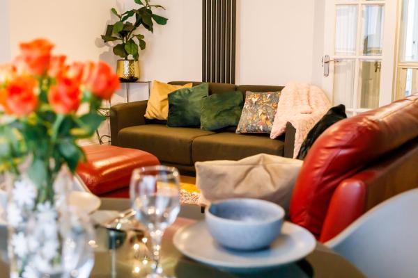 Spacious, Modern And Stylish Three Bedroom Home , Perfect For Work , Leisure And Contractors ,5 Mins Walk To Newcastle City Center, Newcastle Stadium And Newcastle University, Free Parking Fast Wifi, Conveniently Located Both Short Stay And Long Stays - Jesmond - Newcastle-upon-tyne
