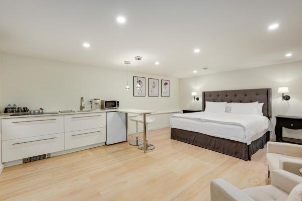 Classic King Size Guest Suite With Ac - Burnaby