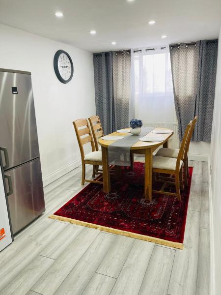 Elegant Home Near Heathrowairport Fast City Access Free Parking And Wifi - Hounslow