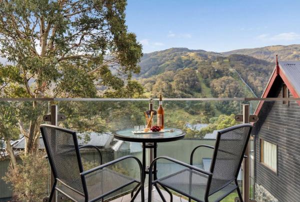 Lantern 07 - Balcony - Snowy Mountains