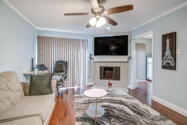 Near Expressways! Cozy Dallas Condo W/ Workspace - Dallas, TX