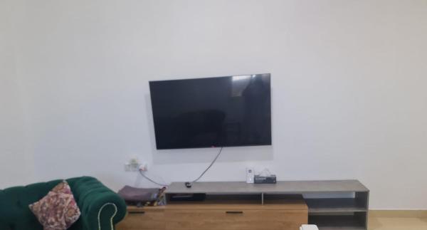 غرفة ماستر مع سريرين كبار وشاشة ومجلس - Abu Dhabi