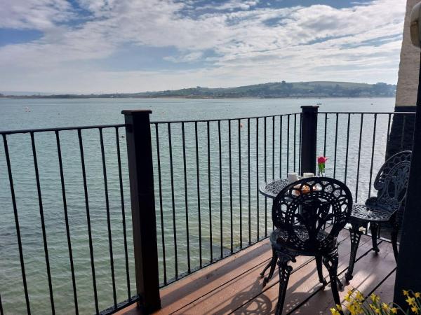 2 Bed Apartment In A Fantastic Waterfront Setting - Appledore