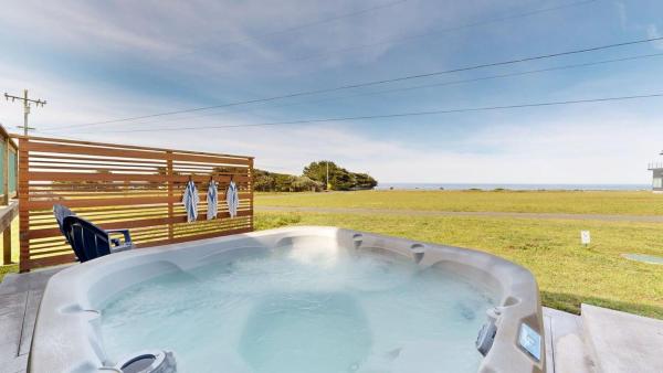 Dog Friendly Oceanfront Home With Hot Tub & Views - Fort Bragg, CA