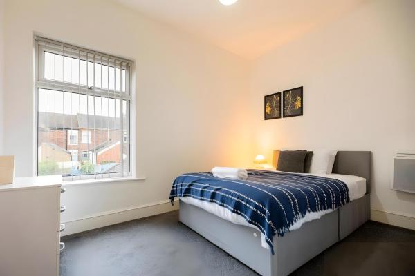 Large 5br Property Near Alton Towers - Sleeps 8 With Parking - Newcastle-under-Lyme