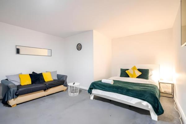 Derby Studio, Sleeps 4, Free Parking & Close To Amenities - Derbyshire
