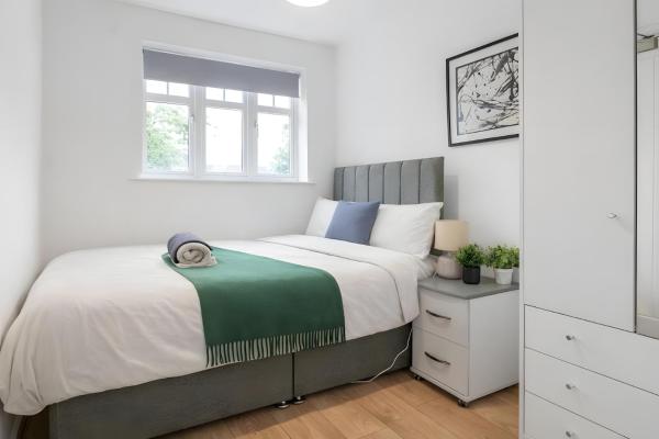 Wigan, Free Parking, Family, Central, Large House For Contractors - Warrington