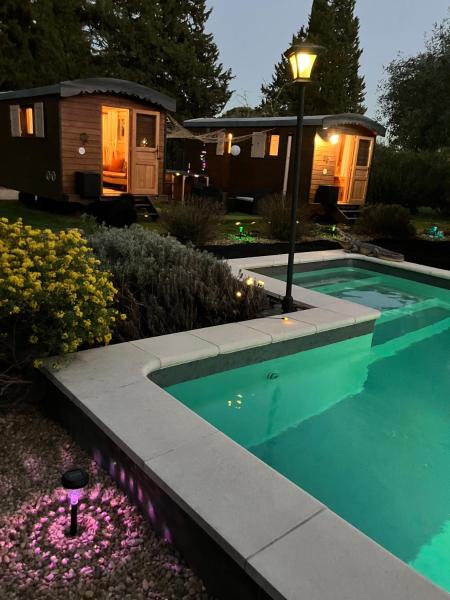 Roulotes De Charme Avec Piscine Chauffée Et Bain Nordique à Uzès - Collias
