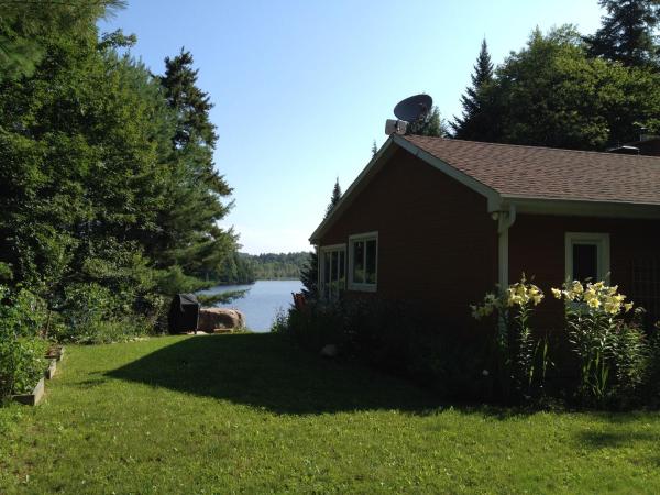 Beautiful Lakefront Cottage, 1 Hour North Of Montreal - Quebec