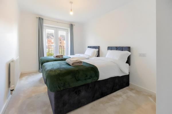 Free Parking, Large House For Contractors & Families, Sleeps 7, 25 Mins To Manchester & Liverpool - Warrington