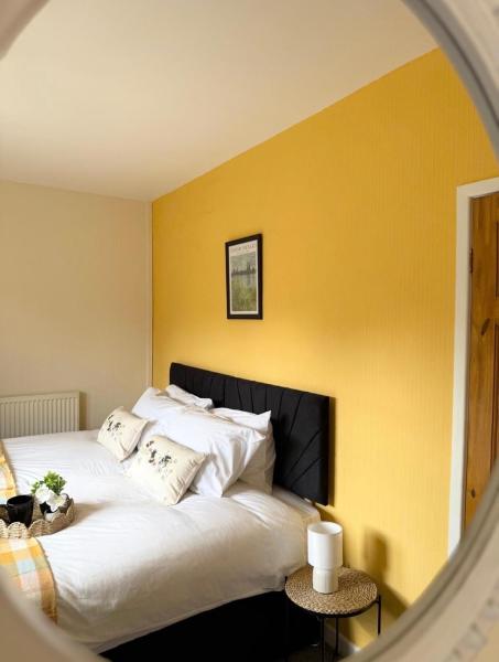 Hawarden Haven 3-br Bungalow & Free Parking - Mold
