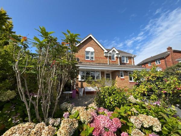 Spacious 4 Bedroom Detached House By The Sea - Fistral Beach