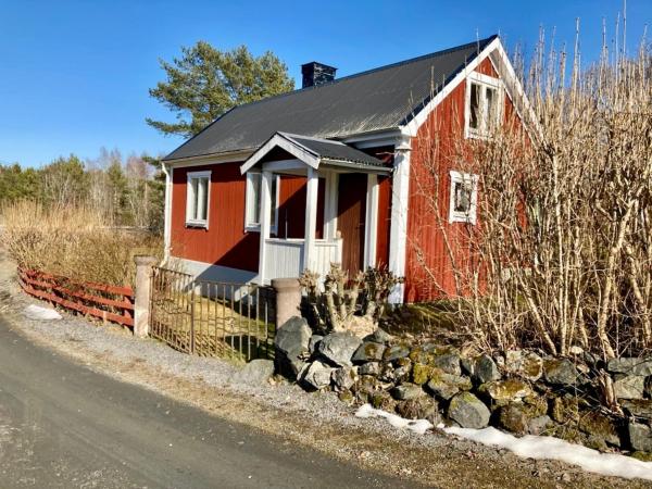Stuga I Gammal By Nära Bad Och Skog - Östhammar