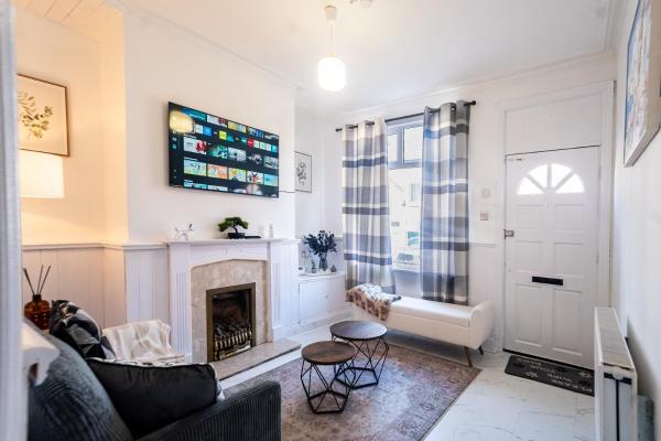 Modern Comfy Bedroom In A Manchester House - Derbyshire