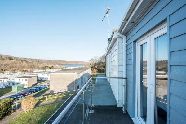 Charming Beach Chalet With Balcony & Sea Views - Freshwater East