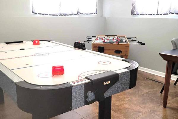 House 3br 1.5 Bath/sleeps8/ Gamerm/dogfrdly/bbq - Oswego, IL