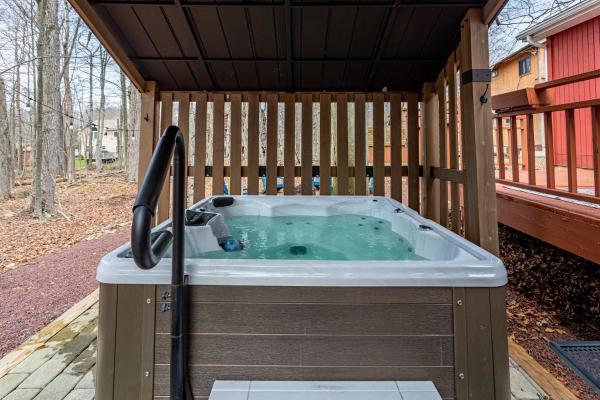 Primrose Mountain Retreat Hot Tub Fire Pit Swing - Pennsylvania