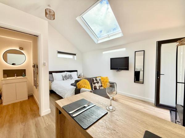 The Annexe - A Coastal Escape - 300m From Cliff Top! - Milford on Sea