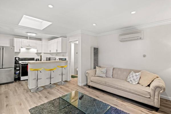 Beverly Hills Home Guest House Hot Tub - Los Angeles, CA