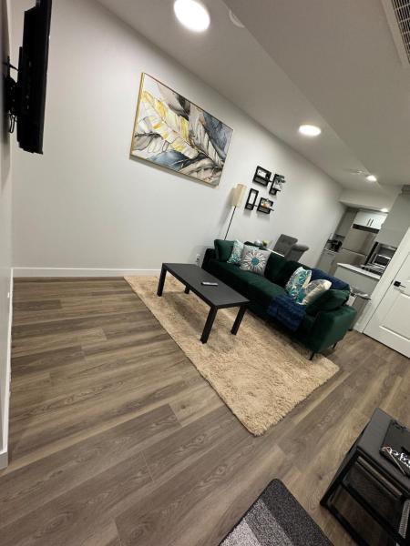 Private Stylish Suite, Just Bring Your Bags - Edmonton