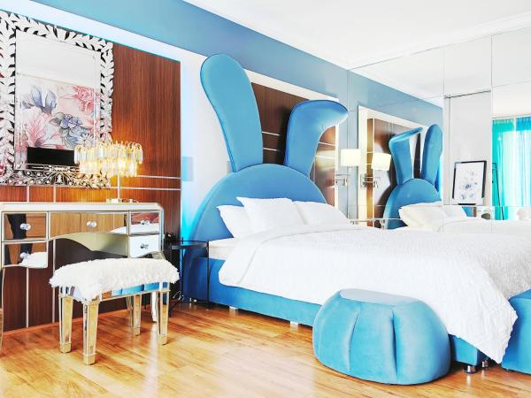 Blue Bunny-eared Stay In Central Surfers Paradise - Surfers Paradise
