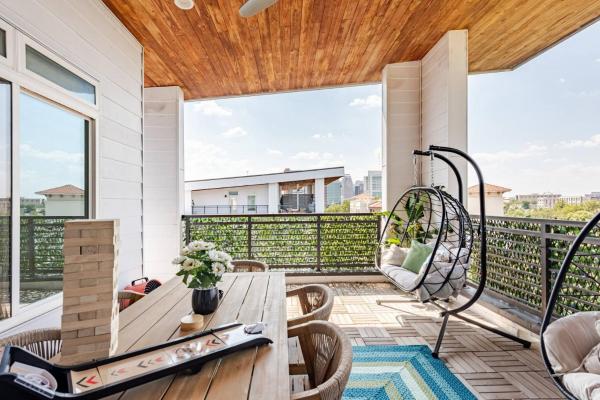 Luxury Riverwalk Penthouse Pool Skyline Views - San Antonio, TX