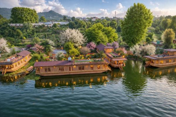 Floating Luxury Group Of Houseboats - Srinagar
