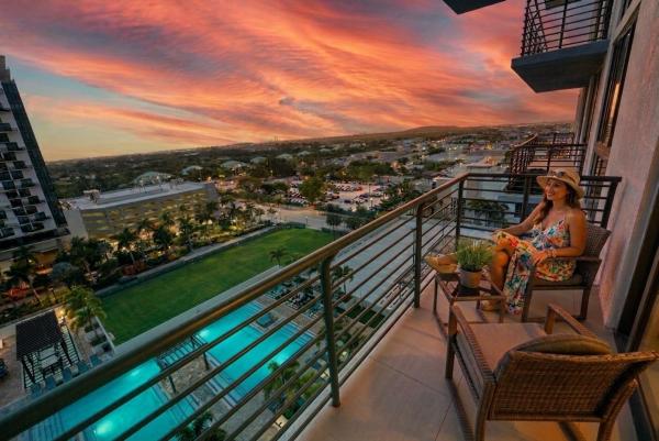 Modern Studio Pool View Downtown Doral' Heart - Doral, FL