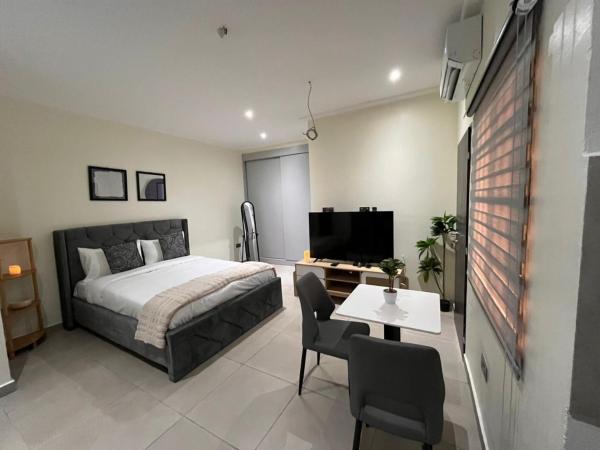 Veron, Dzorwulu - Accra